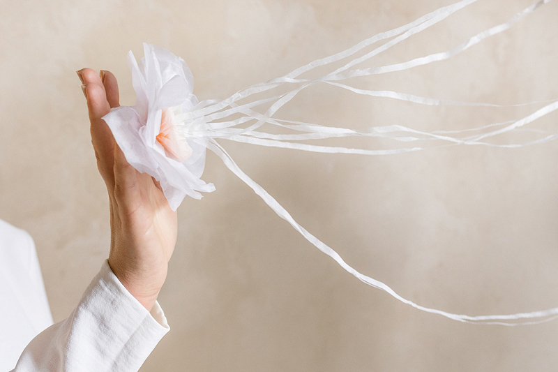 Hand Streamer Flower Set, 7,5cm Diameter, white (1 pkt / 10 pc ...